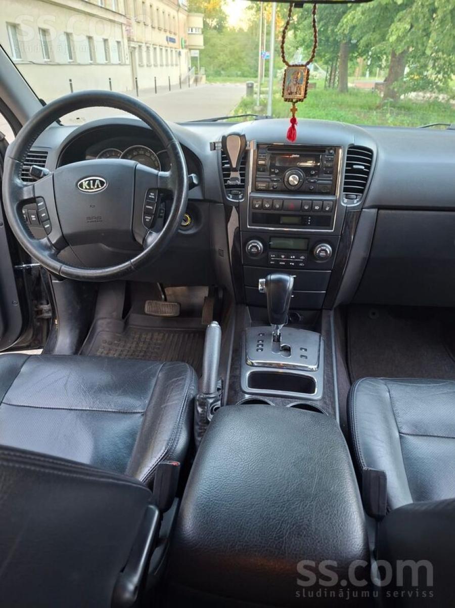 Black Kia Sorento 2009 in Riga, with an engine capacity of 2.50 L and mileage of 234 thousand km for 4499 €, photo 9 on AUTOMOTO.COM.LV