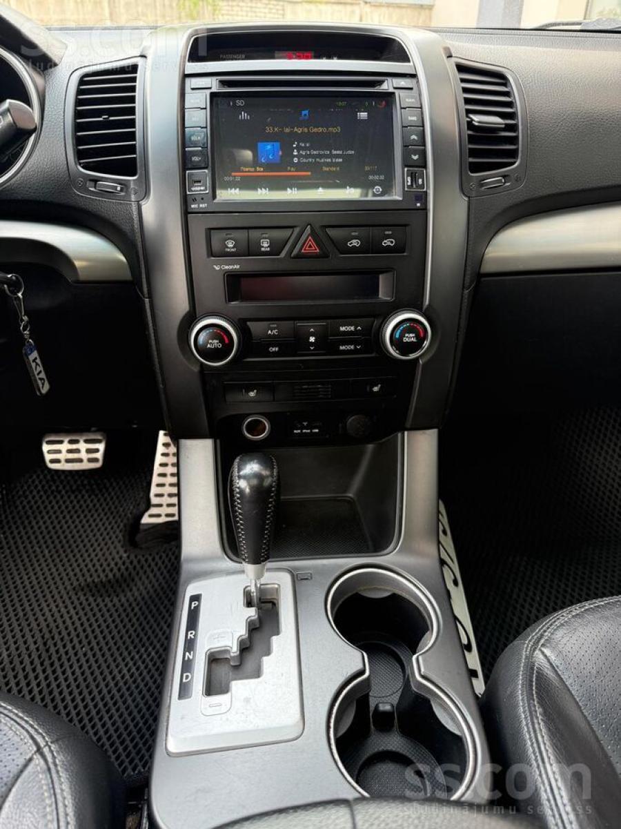 Melns Kia Sorento 2009 Rīga, ar dzinēja tilpumu 2.20 L un nobraukumu 271 tūkst. km par 5350 €, foto 17 vietnē AUTOMOTO.COM.LV