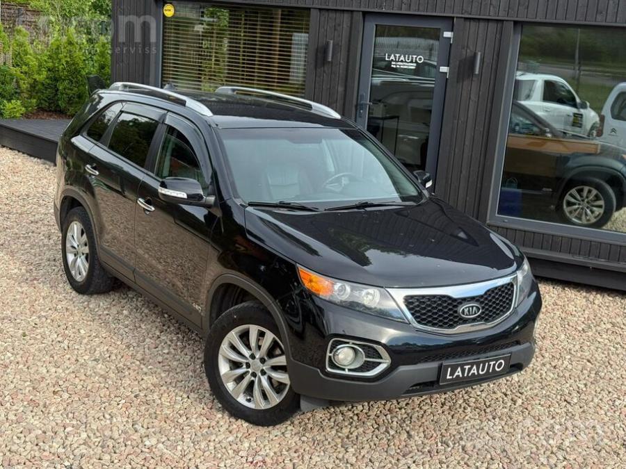 Black Kia Sorento 2009 in Riga, with an engine capacity of 2.20 L and mileage of 315 thousand km for 5500 €, photo 1 on AUTOMOTO.COM.LV