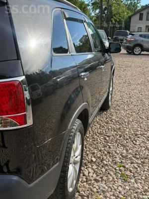 Black Kia Sorento 2009 in Riga, with an engine capacity of 2.20 L and mileage of 315 thousand km for 5500 €, photo 6 on AUTOMOTO.COM.LV