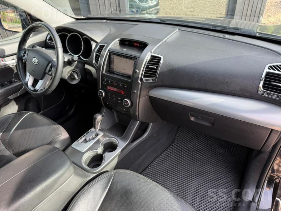 Black Kia Sorento 2009 in Riga, with an engine capacity of 2.20 L and mileage of 315 thousand km for 5500 €, photo 17 on AUTOMOTO.COM.LV