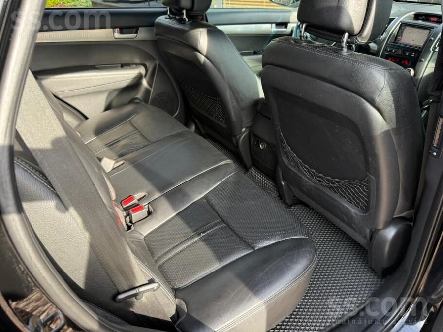 Black Kia Sorento 2009 in Riga, with an engine capacity of 2.20 L and mileage of 315 thousand km for 5500 €, photo 19 on AUTOMOTO.COM.LV