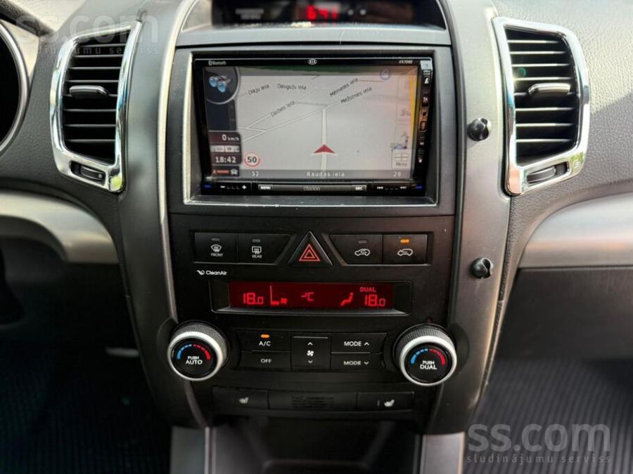 Black Kia Sorento 2009 in Riga, with an engine capacity of 2.20 L and mileage of 315 thousand km for 5500 €, photo 26 on AUTOMOTO.COM.LV