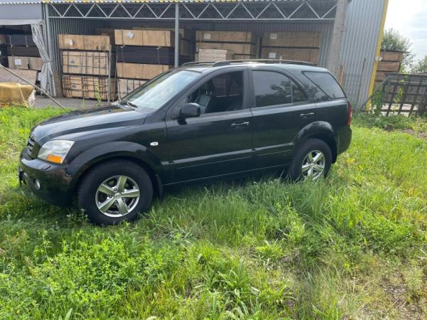 Black Kia Sorento 2009 in Riga, with an engine capacity of 2.50 L and mileage of 0 thousand km for 5700 €, photo 3 on AUTOMOTO.COM.LV