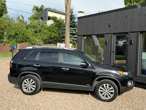 Black Kia Sorento 2009 in Riga, with an engine capacity of 2.20 L and mileage of 315 thousand km for 4400 €, photo 3 on AUTOMOTO.COM.LV