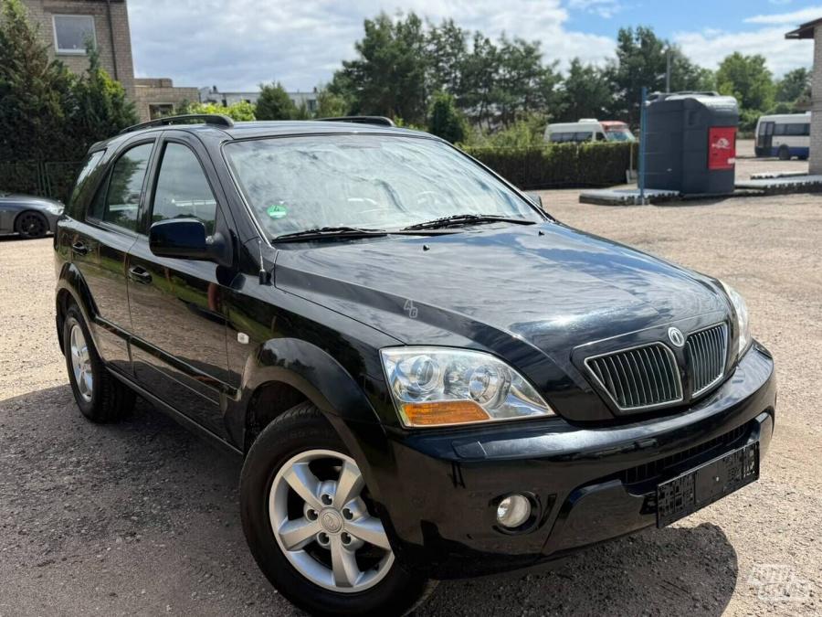 Black Kia Sorento 2009 in Prienai, with an engine capacity of 2.50 L and mileage of 225 thousand km for 3700 €, photo 3 on AUTOMOTO.COM.LV