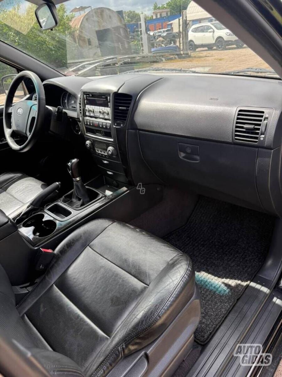 Black Kia Sorento 2009 in Prienai, with an engine capacity of 2.50 L and mileage of 225 thousand km for 3700 €, photo 6 on AUTOMOTO.COM.LV