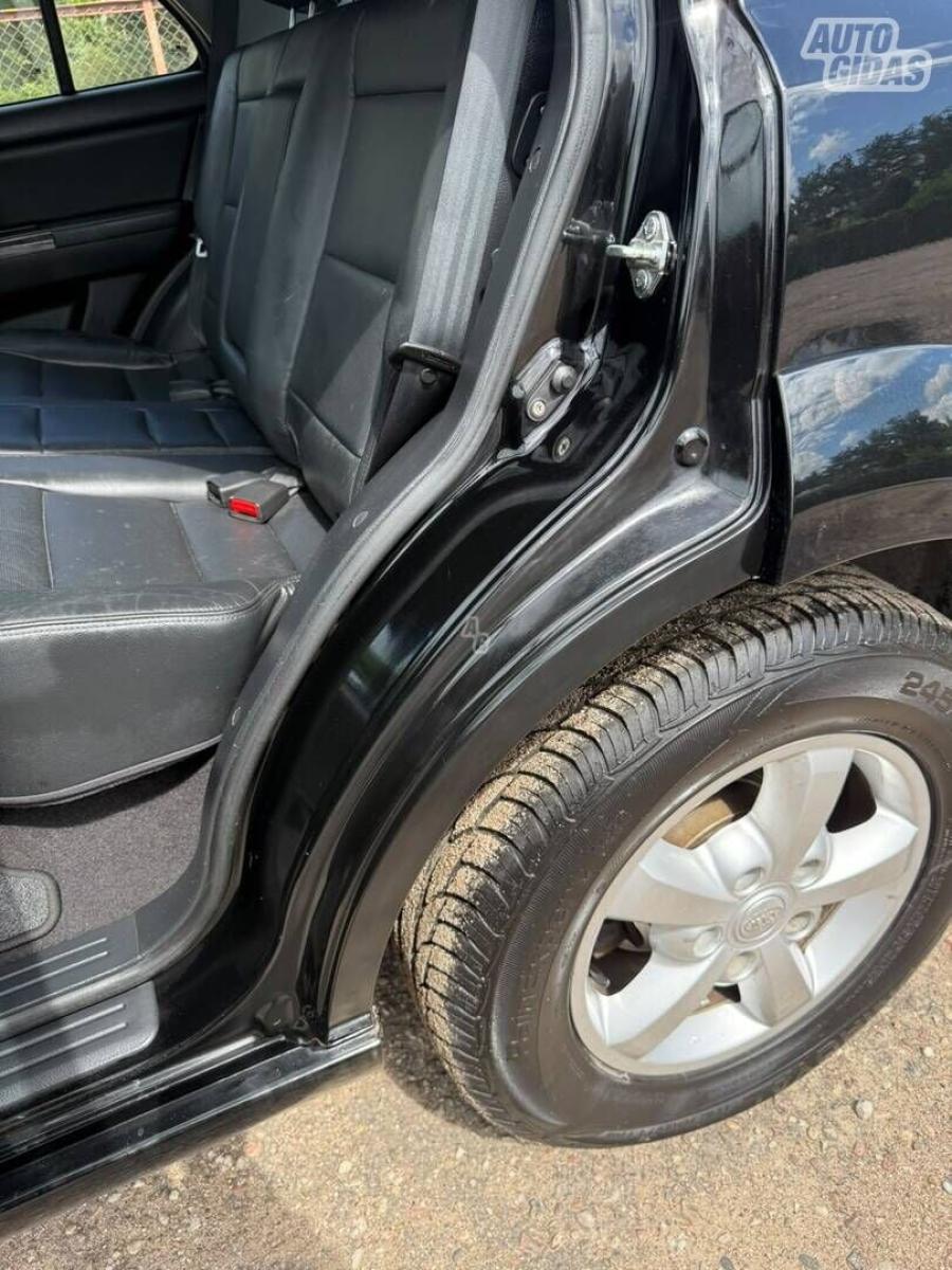 Black Kia Sorento 2009 in Prienai, with an engine capacity of 2.50 L and mileage of 225 thousand km for 3700 €, photo 8 on AUTOMOTO.COM.LV