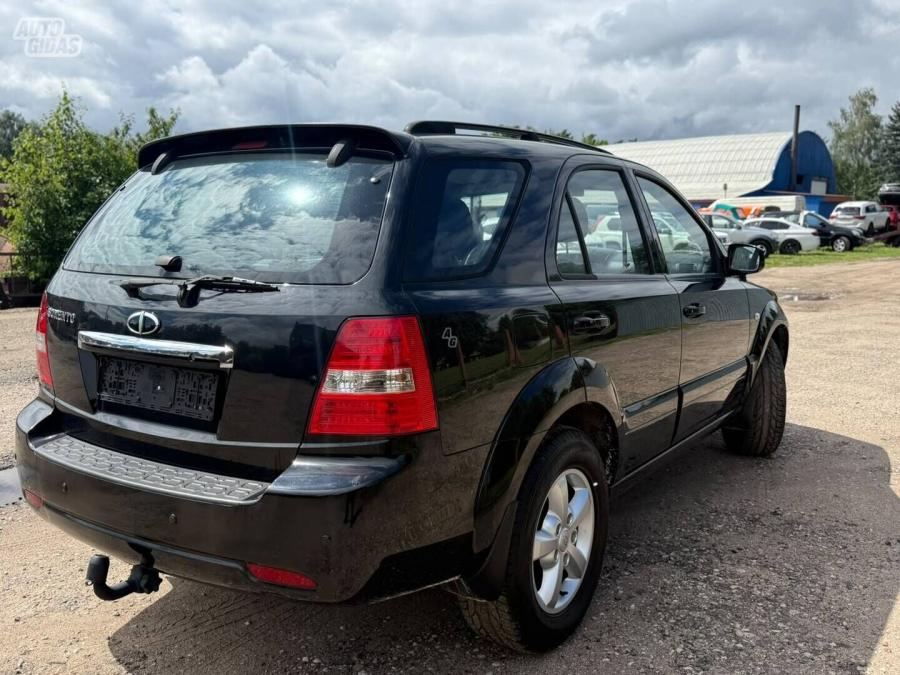 Black Kia Sorento 2009 in Prienai, with an engine capacity of 2.50 L and mileage of 225 thousand km for 3700 €, photo 9 on AUTOMOTO.COM.LV