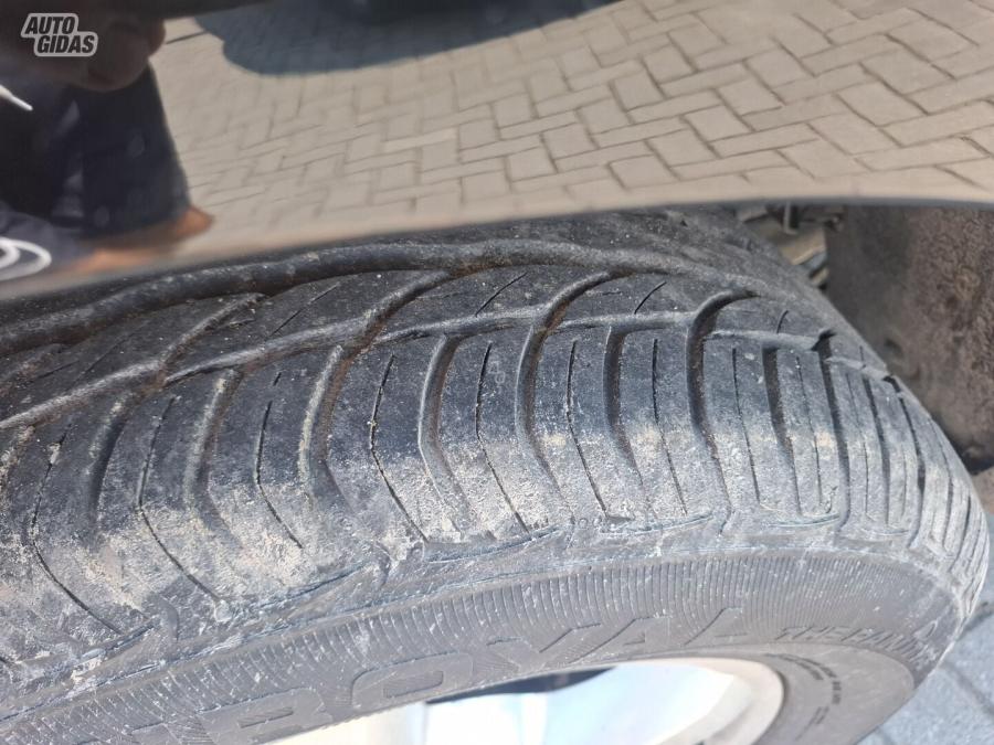 Black Kia Sorento 2009 in Prienai, with an engine capacity of 2.50 L and mileage of 225 thousand km for 3700 €, photo 28 on AUTOMOTO.COM.LV