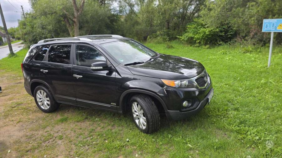 Black Kia Sorento 2009 in Vilnius, with an engine capacity of 2.20 L and mileage of 328 thousand km for 5700 €, photo 1 on AUTOMOTO.COM.LV