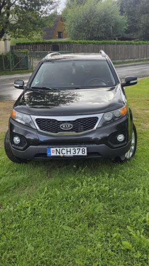 Black Kia Sorento 2009 in Vilnius, with an engine capacity of 2.20 L and mileage of 328 thousand km for 5700 €, photo 3 on AUTOMOTO.COM.LV