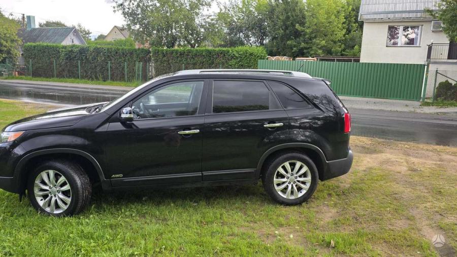 Black Kia Sorento 2009 in Vilnius, with an engine capacity of 2.20 L and mileage of 328 thousand km for 5700 €, photo 4 on AUTOMOTO.COM.LV