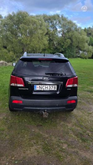 Black Kia Sorento 2009 in Vilnius, with an engine capacity of 2.20 L and mileage of 328 thousand km for 5700 €, photo 5 on AUTOMOTO.COM.LV