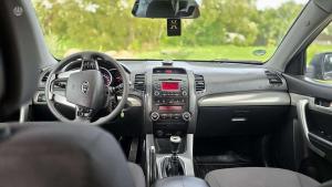 Black Kia Sorento 2009 in Vilnius, with an engine capacity of 2.20 L and mileage of 328 thousand km for 5700 €, photo 6 on AUTOMOTO.COM.LV