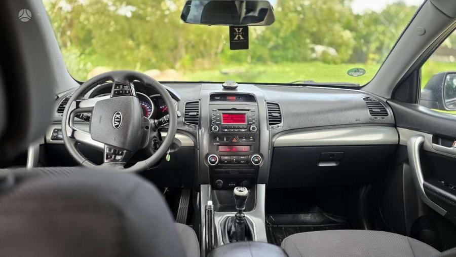 Black Kia Sorento 2009 in Vilnius, with an engine capacity of 2.20 L and mileage of 328 thousand km for 5700 €, photo 6 on AUTOMOTO.COM.LV