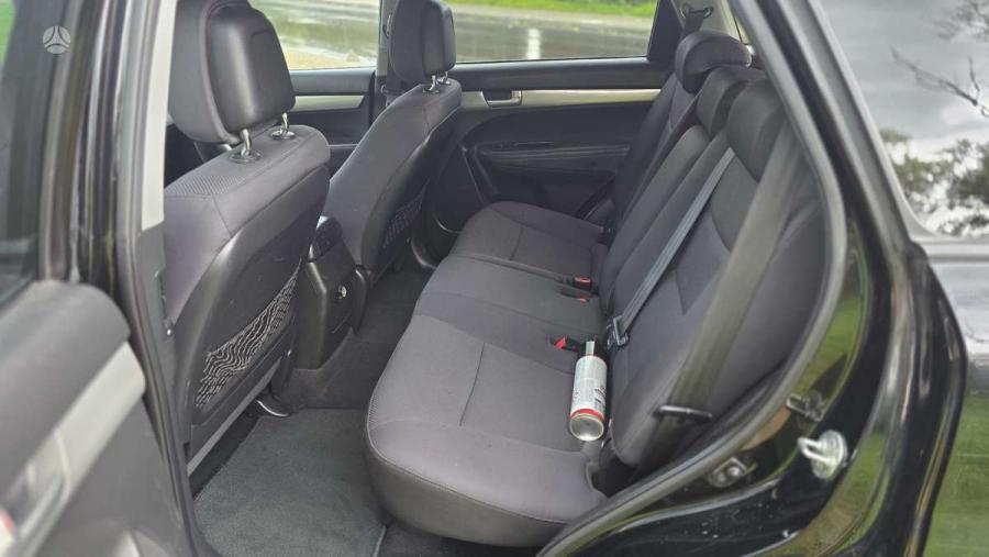 Black Kia Sorento 2009 in Vilnius, with an engine capacity of 2.20 L and mileage of 328 thousand km for 5700 €, photo 7 on AUTOMOTO.COM.LV