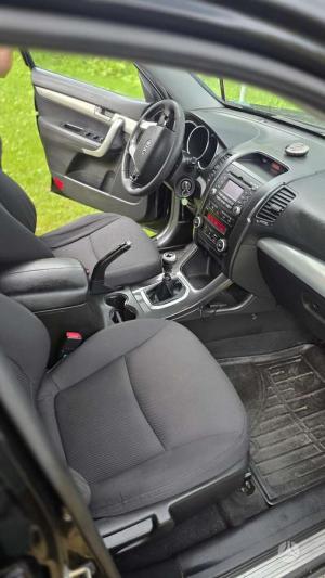 Black Kia Sorento 2009 in Vilnius, with an engine capacity of 2.20 L and mileage of 328 thousand km for 5700 €, photo 9 on AUTOMOTO.COM.LV