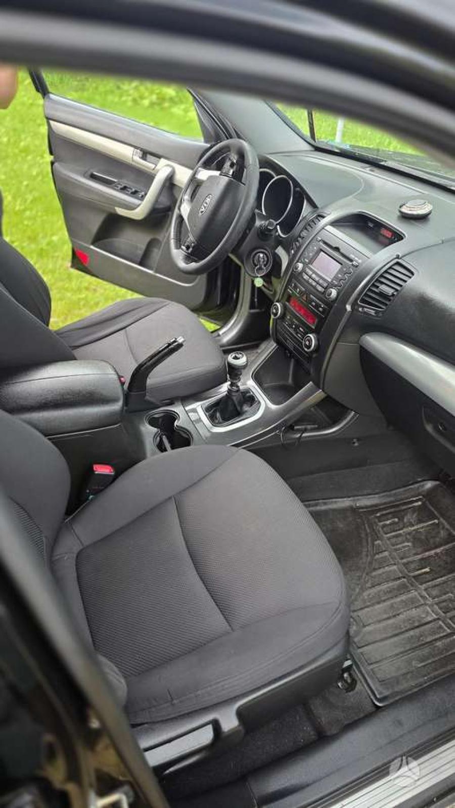 Black Kia Sorento 2009 in Vilnius, with an engine capacity of 2.20 L and mileage of 328 thousand km for 5700 €, photo 9 on AUTOMOTO.COM.LV