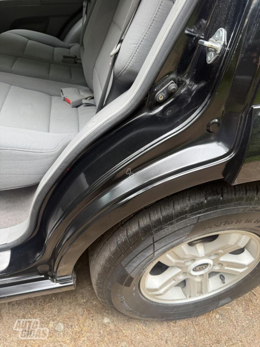 Black Kia Sorento 2009 in Prienai, with an engine capacity of 2.50 L and mileage of 249 thousand km for 2650 €, photo 17 on AUTOMOTO.COM.LV