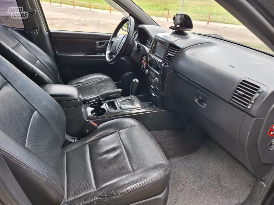 Black Kia Sorento 2009 in Prienai, with an engine capacity of 2.50 L and mileage of 223 thousand km for 3700 €, photo 6 on AUTOMOTO.COM.LV