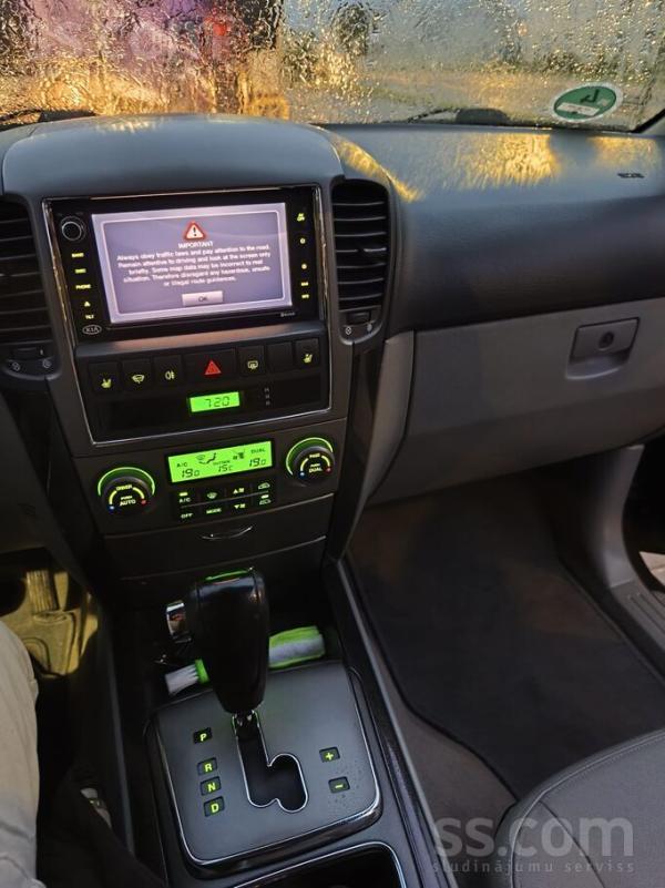 Black Kia Sorento 2009 in Rezekne, with an engine capacity of 2.50 L and mileage of 220 thousand km for 4000 €, photo 7 on AUTOMOTO.COM.LV