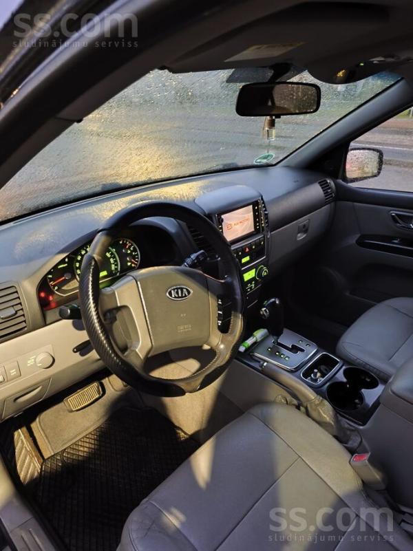 Black Kia Sorento 2009 in Rezekne, with an engine capacity of 2.50 L and mileage of 220 thousand km for 4000 €, photo 10 on AUTOMOTO.COM.LV