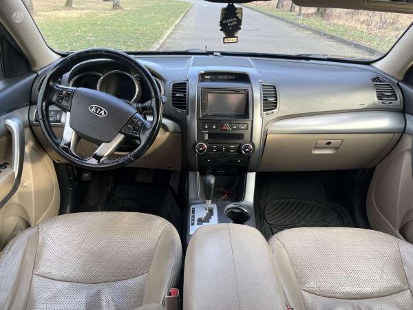 Black Kia Sorento 2010 in Kaunas, with an engine capacity of 2.20 L and mileage of 265 thousand km for 6300 €, photo 11 on AUTOMOTO.COM.LV