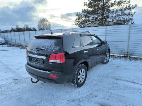 Black Kia Sorento 2010 in Marijampole, with an engine capacity of 2.20 L and mileage of 275 thousand km for 5650 €, photo 5 on AUTOMOTO.COM.LV
