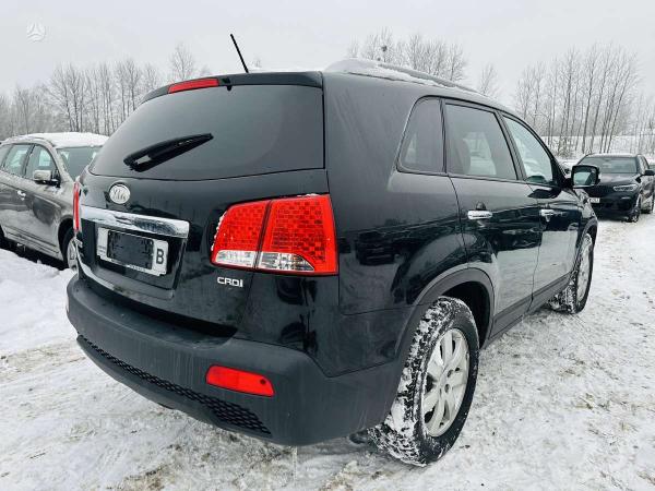 Black Kia Sorento 2010 in Kaunas, with an engine capacity of 2.20 L and mileage of 190 thousand km for 7450 €, photo 4 on AUTOMOTO.COM.LV