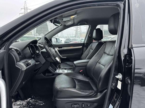 Black Kia Sorento 2010 in Kaunas, with an engine capacity of 2.20 L and mileage of 190 thousand km for 7450 €, photo 8 on AUTOMOTO.COM.LV