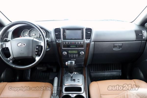 Black Kia Sorento 2010 in Tallinn, with an engine capacity of 2.50 L and mileage of 227 thousand km for 3499 €, photo 5 on AUTOMOTO.COM.LV