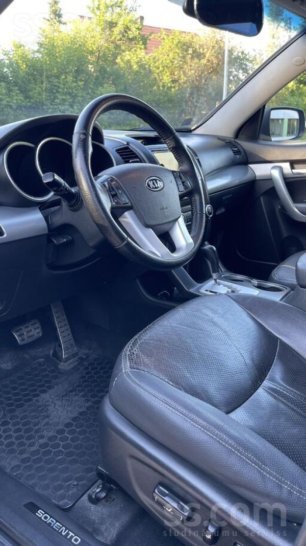 Black Kia Sorento 2010 in Rezekne, with an engine capacity of 2.20 L and mileage of 272 thousand km for 7500 €, photo 10 on AUTOMOTO.COM.LV