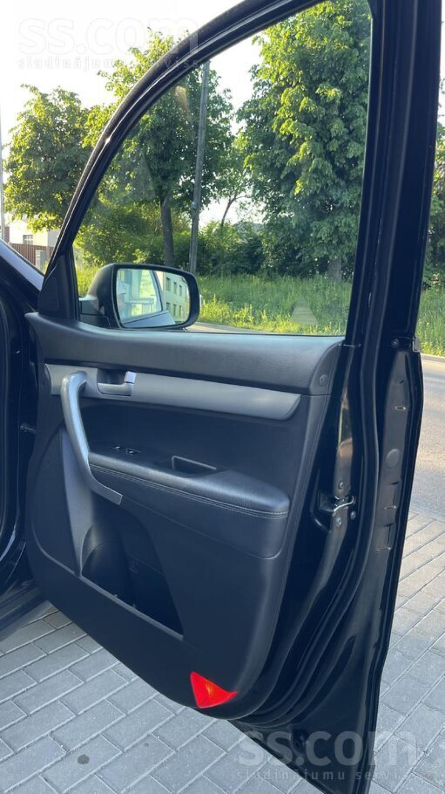 Melns Kia Sorento 2010 Rēzekne, ar dzinēja tilpumu 2.20 L un nobraukumu 272 tūkst. km par 7500 €, foto 35 vietnē AUTOMOTO.COM.LV