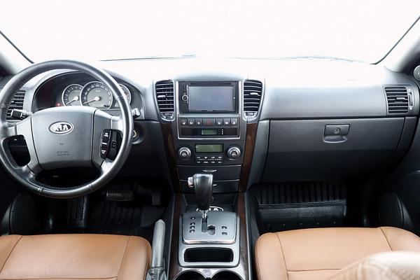 Black Kia Sorento 2010 in Tallinn, with an engine capacity of 2.50 L and mileage of 227 thousand km for 3499 €, photo 6 on AUTOMOTO.COM.LV