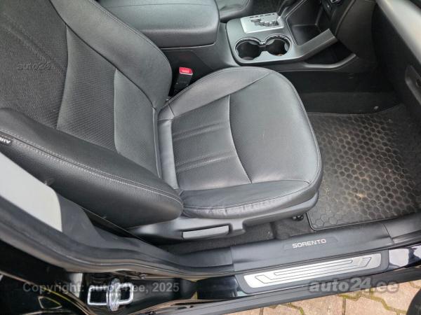 Black Kia Sorento 2011 in Viljandi, with an engine capacity of 2.20 L and mileage of 238 thousand km for 9500 €, photo 11 on AUTOMOTO.COM.LV