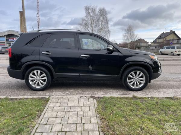 Black Kia Sorento 2011 in Marijampole, with an engine capacity of 2.20 L and mileage of 234 thousand km for 7700 €, photo 2 on AUTOMOTO.COM.LV