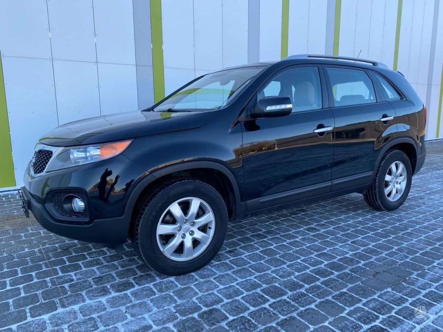Black Kia Sorento 2011 in Raseiniai, with an engine capacity of 2.00 L and mileage of 246 thousand km for 5300 €, photo 1 on AUTOMOTO.COM.LV
