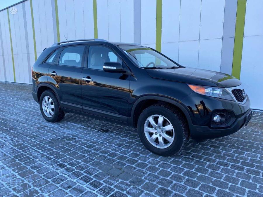 Black Kia Sorento 2011 in Raseiniai, with an engine capacity of 2.00 L and mileage of 246 thousand km for 5300 €, photo 3 on AUTOMOTO.COM.LV