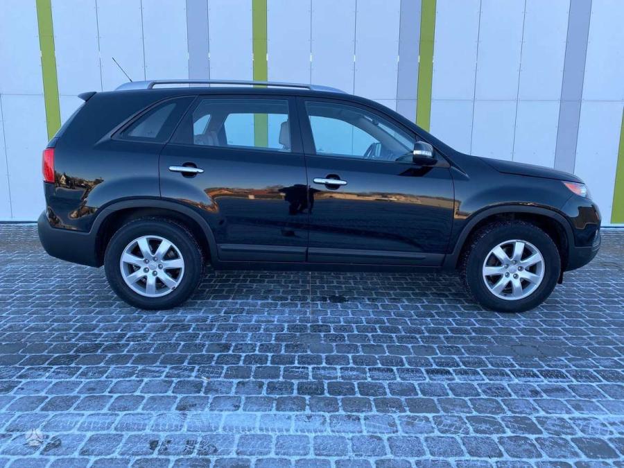 Black Kia Sorento 2011 in Raseiniai, with an engine capacity of 2.00 L and mileage of 246 thousand km for 5300 €, photo 4 on AUTOMOTO.COM.LV