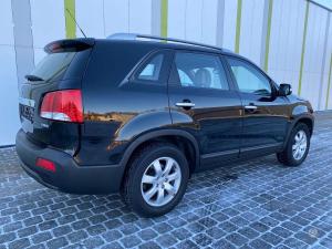 Black Kia Sorento 2011 in Raseiniai, with an engine capacity of 2.00 L and mileage of 246 thousand km for 5300 €, photo 5 on AUTOMOTO.COM.LV