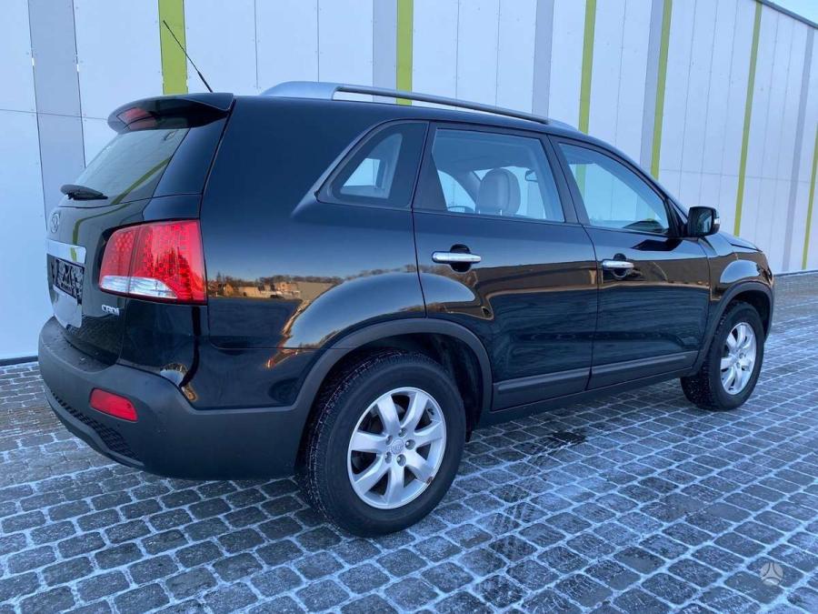 Black Kia Sorento 2011 in Raseiniai, with an engine capacity of 2.00 L and mileage of 246 thousand km for 5300 €, photo 5 on AUTOMOTO.COM.LV