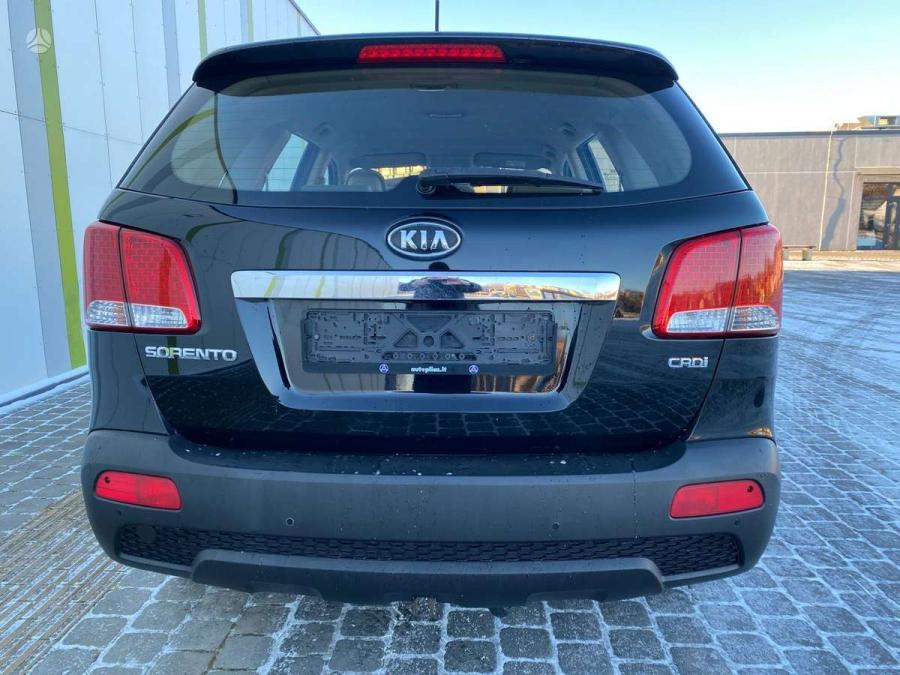 Black Kia Sorento 2011 in Raseiniai, with an engine capacity of 2.00 L and mileage of 246 thousand km for 5300 €, photo 6 on AUTOMOTO.COM.LV