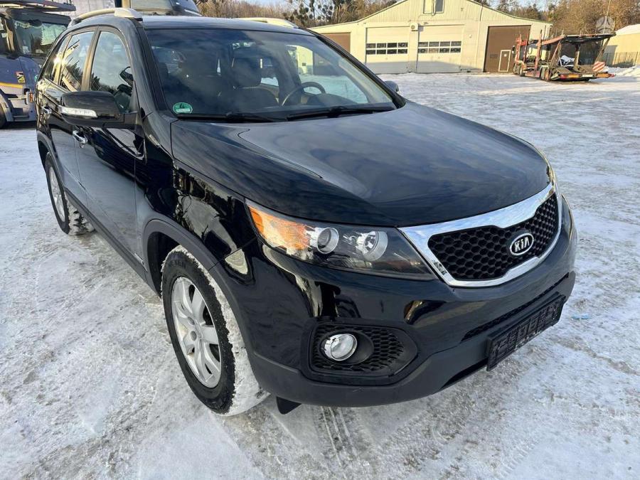 Black Kia Sorento 2011 in Prienai, with an engine capacity of 2.20 L and mileage of 263 thousand km for 6500 €, photo 3 on AUTOMOTO.COM.LV