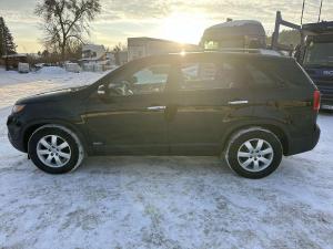 Black Kia Sorento 2011 in Prienai, with an engine capacity of 2.20 L and mileage of 263 thousand km for 6500 €, photo 8 on AUTOMOTO.COM.LV