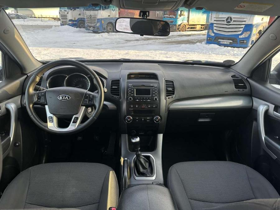 Black Kia Sorento 2011 in Prienai, with an engine capacity of 2.20 L and mileage of 263 thousand km for 6500 €, photo 9 on AUTOMOTO.COM.LV