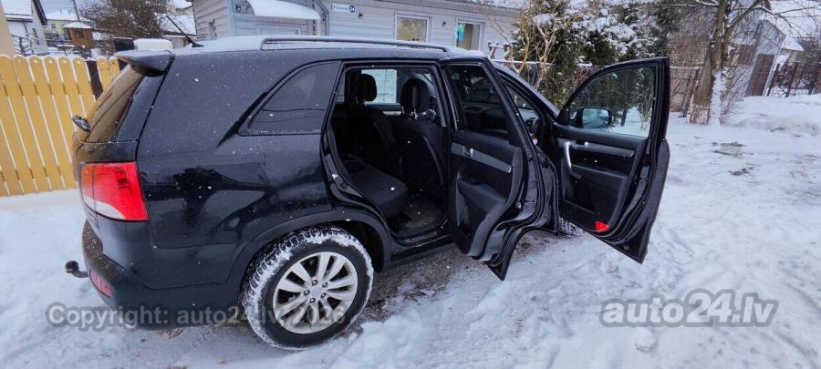 Black Kia Sorento 2011 in Narva, with an engine capacity of 2.20 L and mileage of 170 thousand km for 8550 €, photo 12 on AUTOMOTO.COM.LV