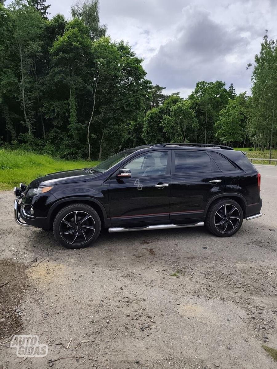 Black Kia Sorento 2011 in Kaunas, with an engine capacity of 2.20 L and mileage of 260 thousand km for 6800 €, photo 1 on AUTOMOTO.COM.LV