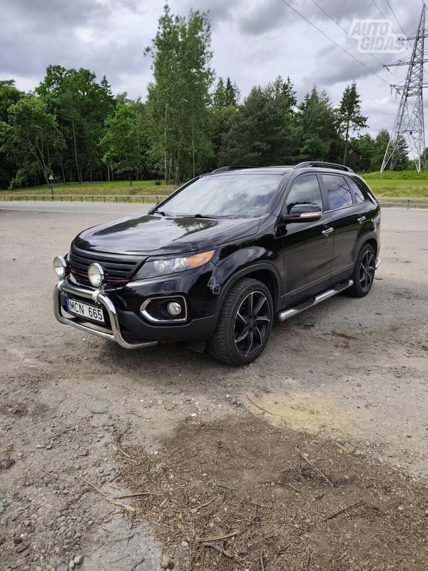 Black Kia Sorento 2011 in Kaunas, with an engine capacity of 2.20 L and mileage of 260 thousand km for 6800 €, photo 2 on AUTOMOTO.COM.LV