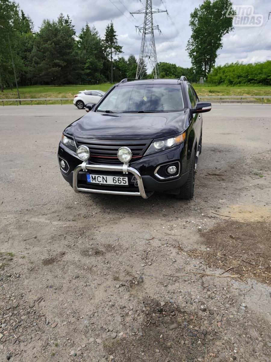 Black Kia Sorento 2011 in Kaunas, with an engine capacity of 2.20 L and mileage of 260 thousand km for 6800 €, photo 4 on AUTOMOTO.COM.LV